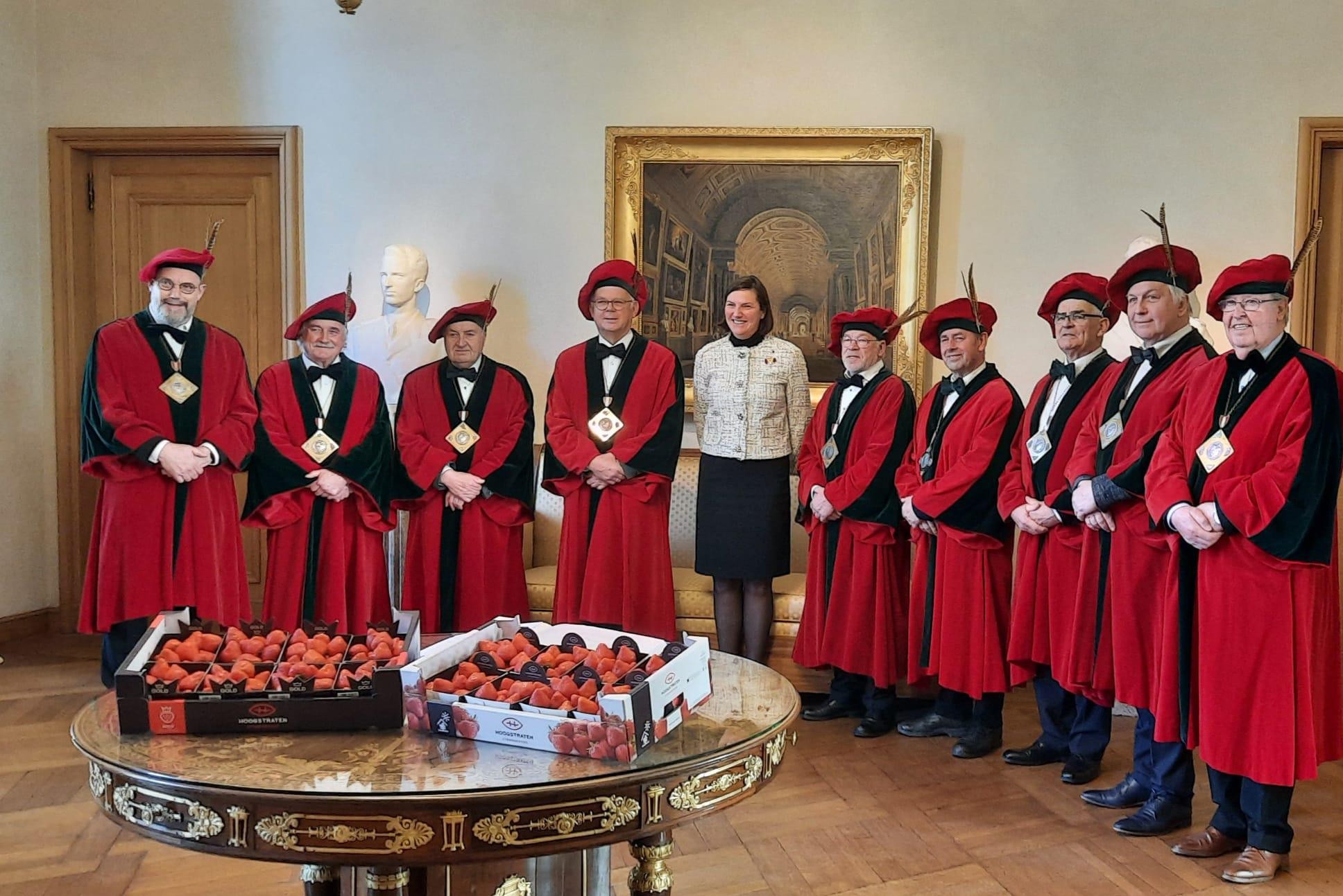 Ghesellen brengen Hoogstraatse aardbeien naar koninklijk paleis | GVA